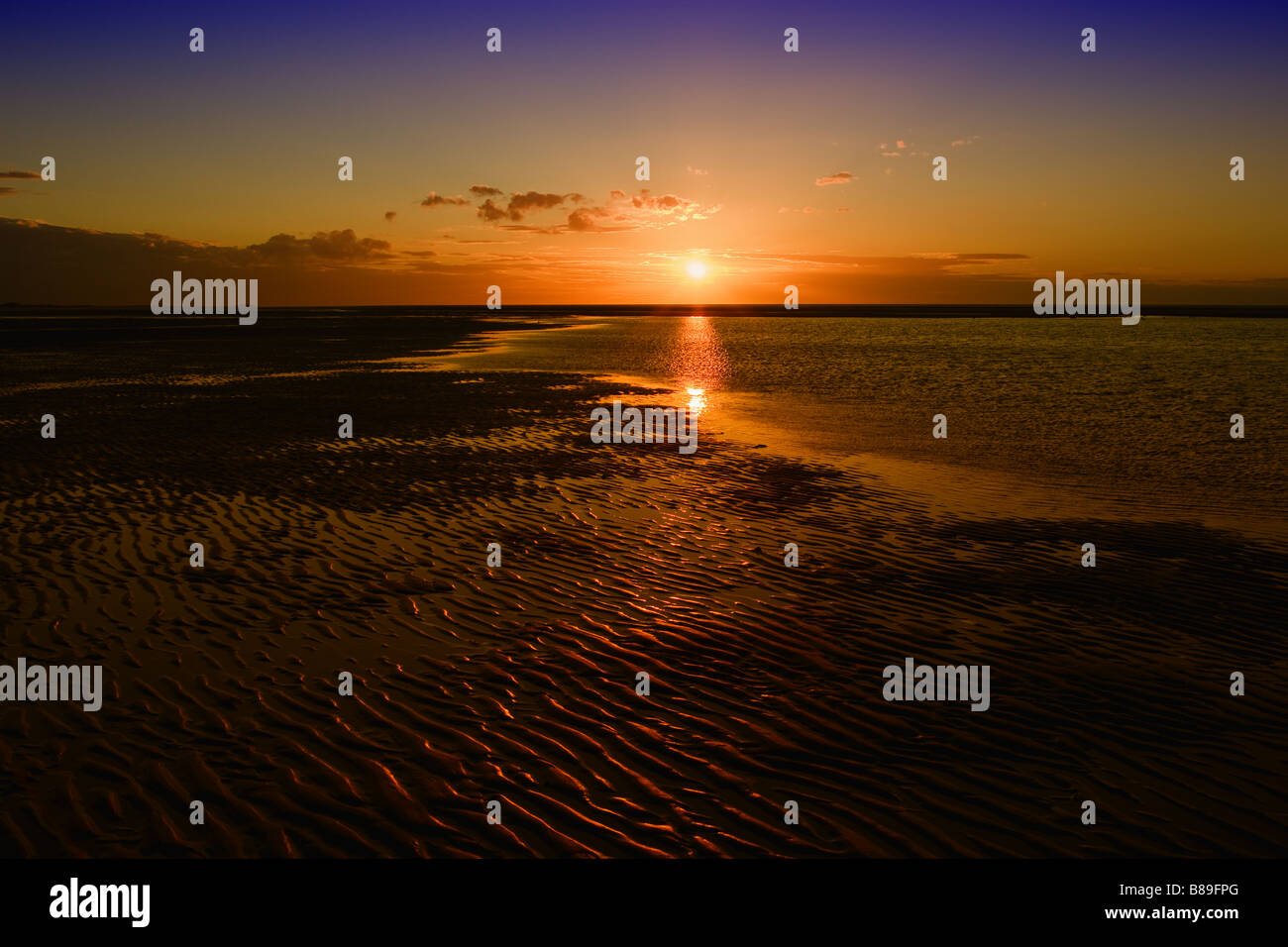 Sun disappearing below the horizon hi-res stock photography and images ...