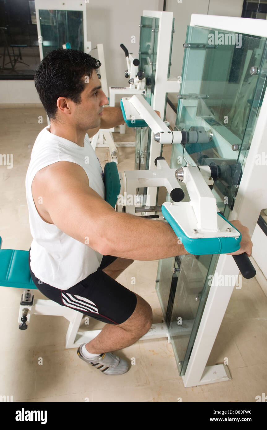 Mens gym hi-res stock photography and images - Alamy