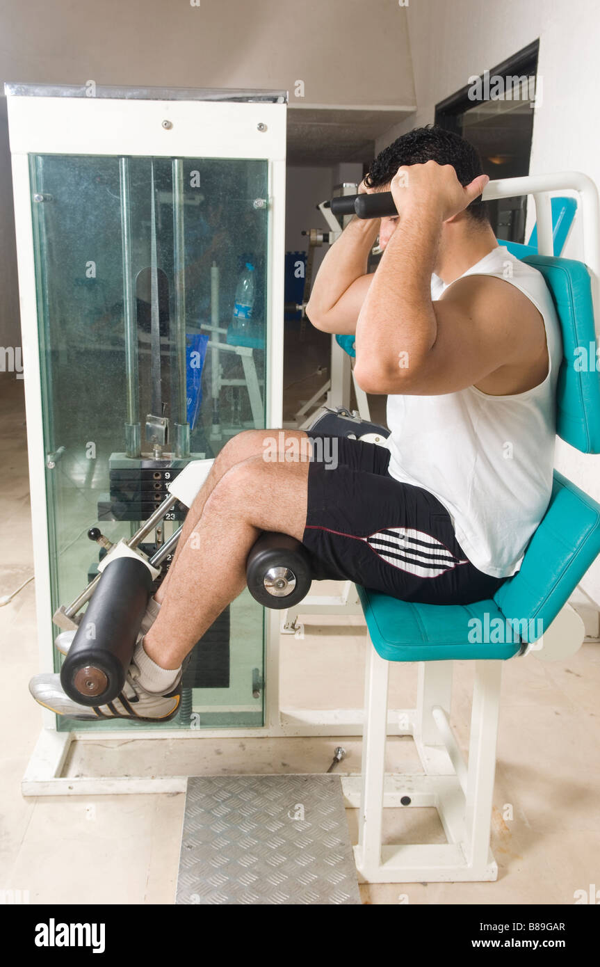 Man doing abdominal crunches on machine in the gym Stock Photo - Alamy