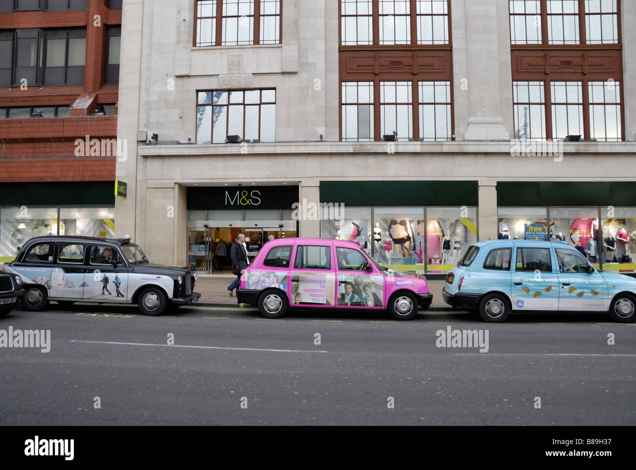 Three coloured London taxi cabs in a line Stock Photo - Alamy