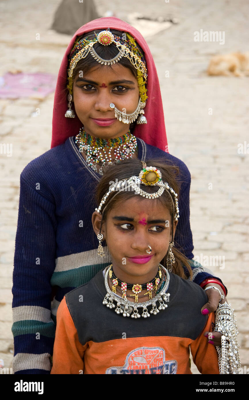 India girls happy sari hi-res stock photography and images - Alamy