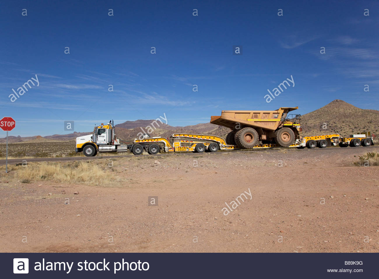 Lowboy Trailer Stock Photos & Lowboy Trailer Stock Images - Alamy