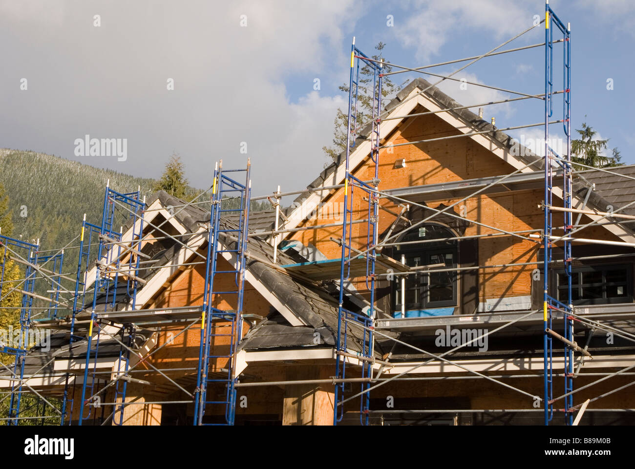 New build house and scaffolding hi-res stock photography and images - Alamy
