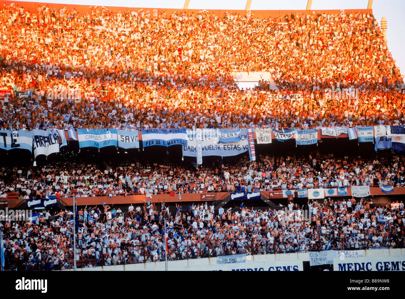 Packed stadium crowds hi-res stock photography and images - Alamy