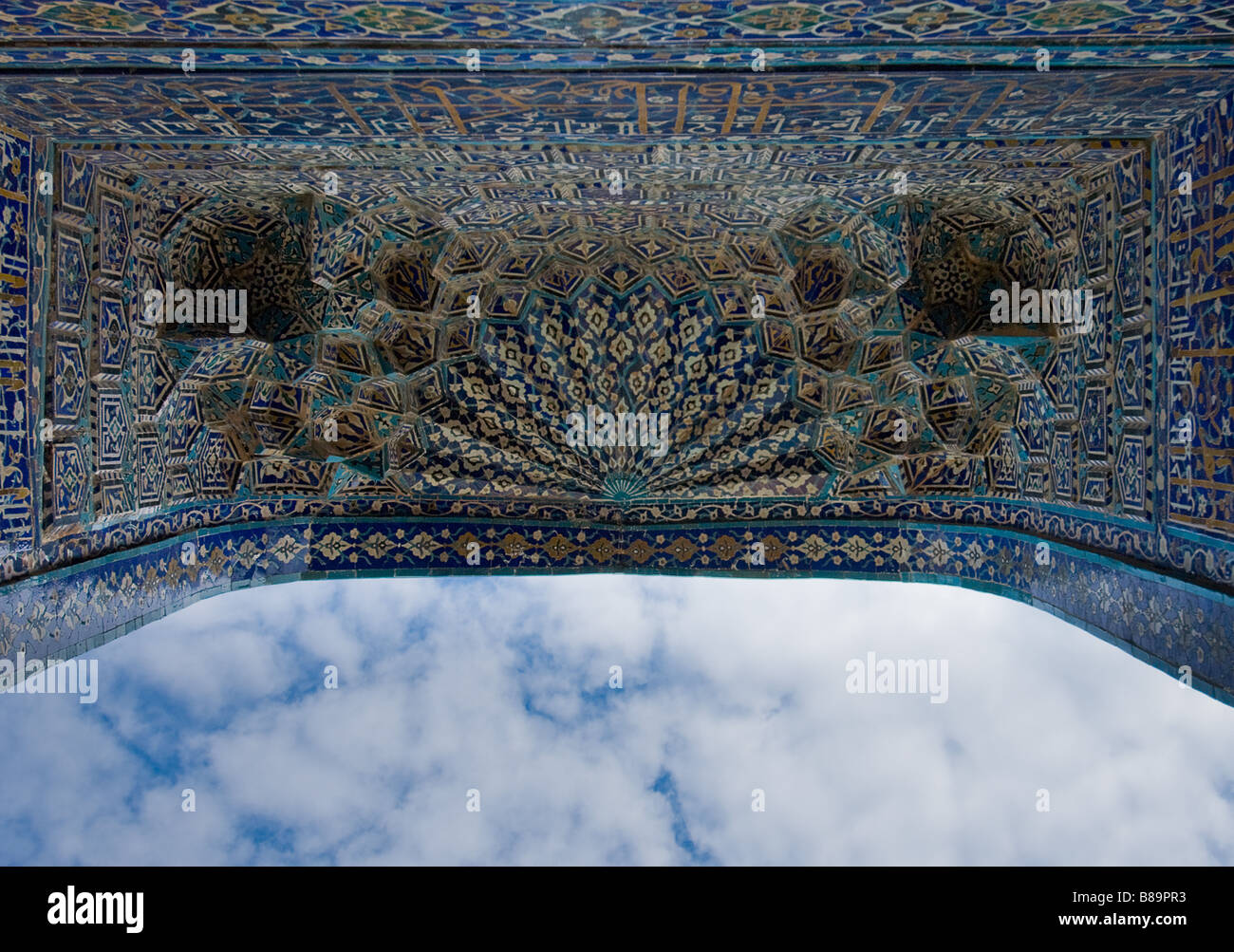 Wall with blue tiles pattern mosaic samarkand hi-res stock photography ...