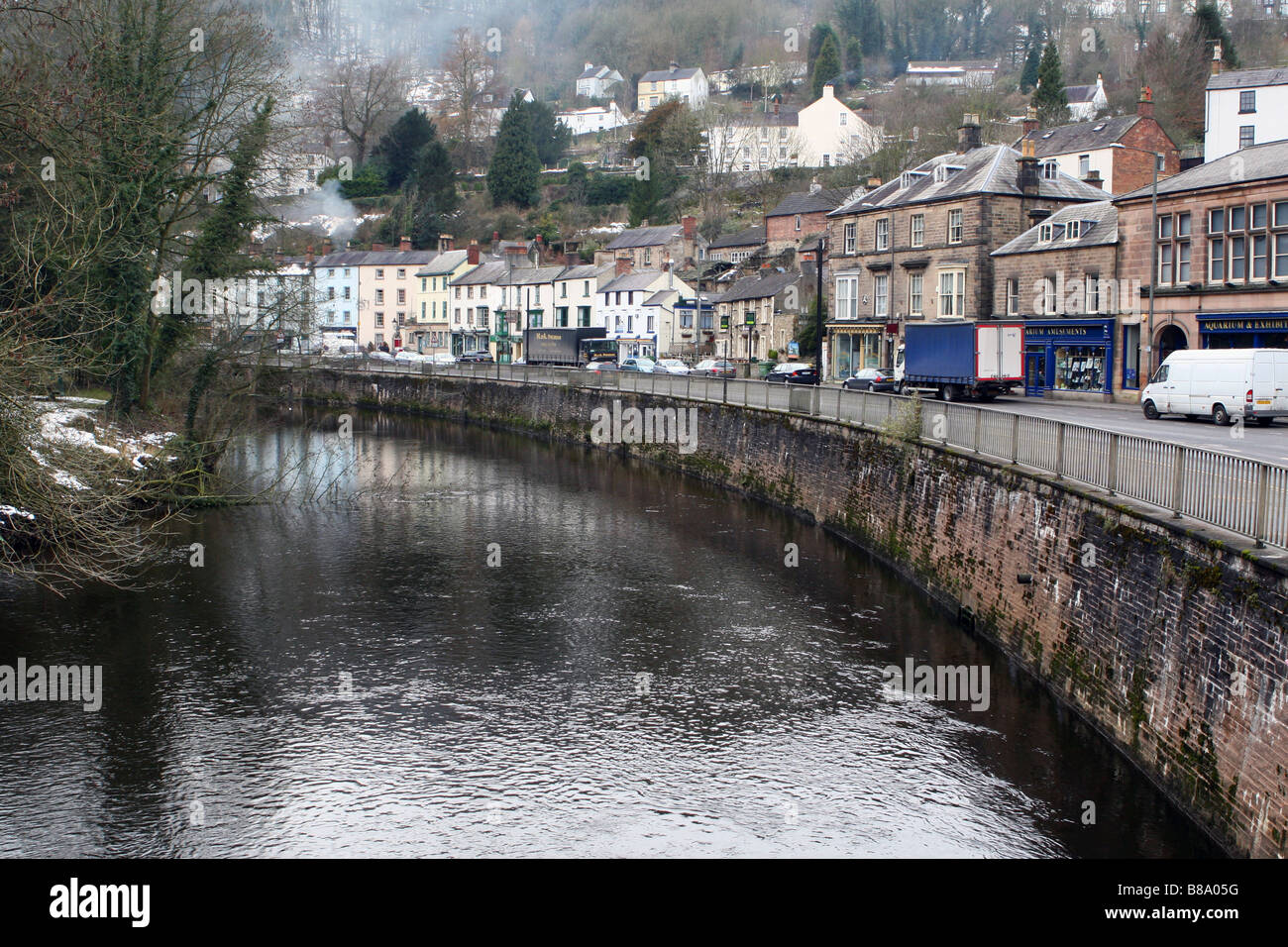 MATLOCK BATH HILLSIDE HOUSES AND THE DERWENT RIVER Stock Photo - Alamy