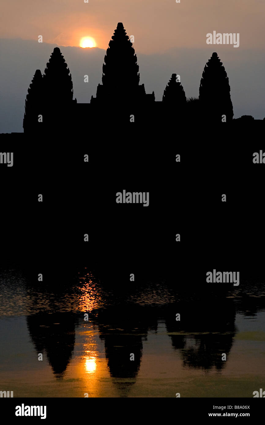The sun rising behind the silhouette of Angkor Wat, Cambodia Stock ...
