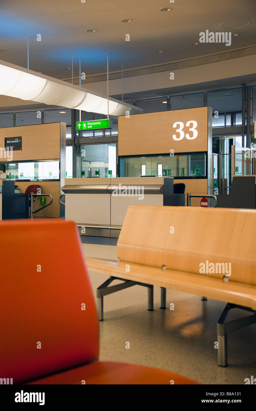 Arrivals gate hi-res stock photography and images - Alamy