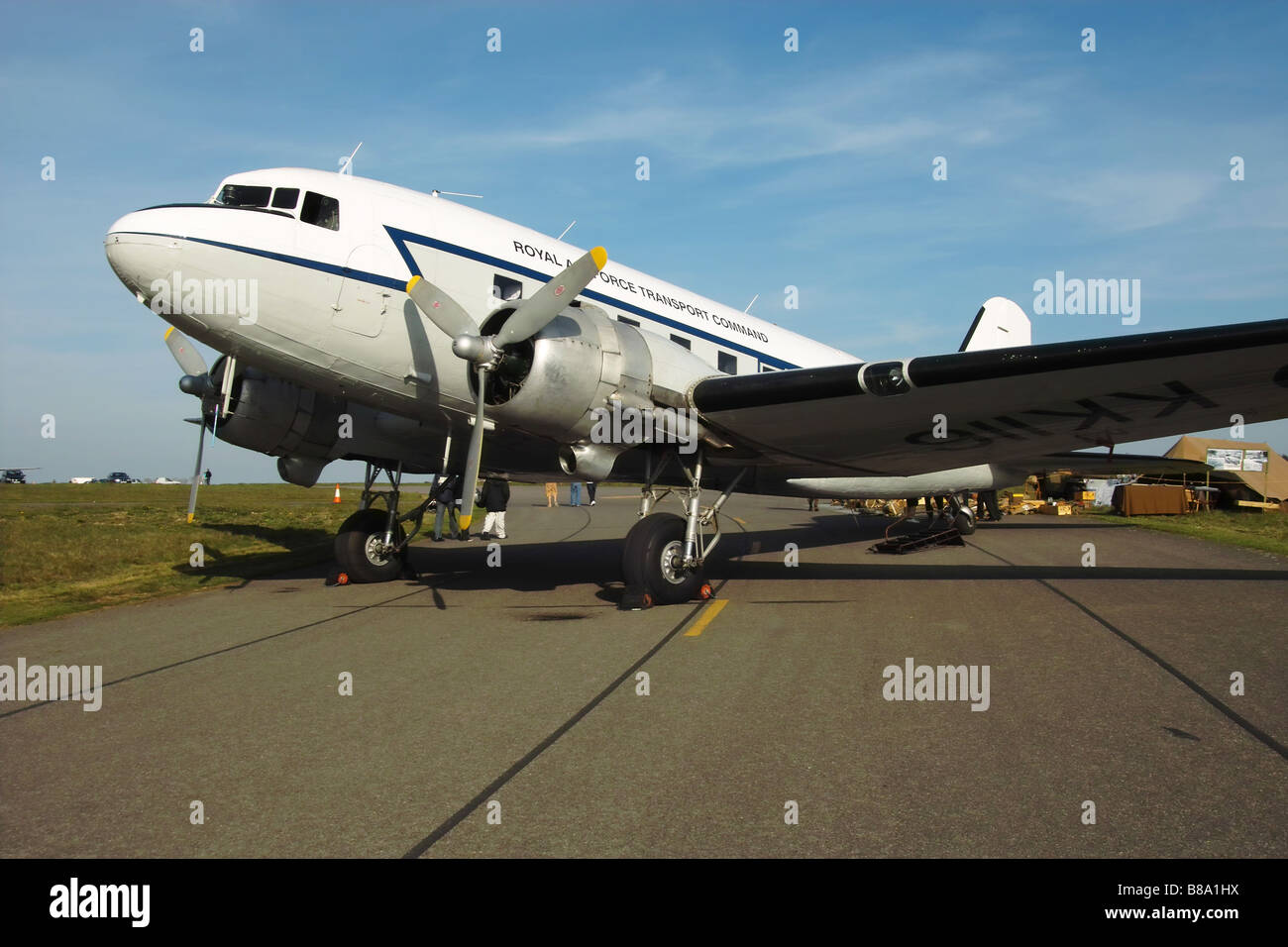 Douglas dc3 plane hi-res stock photography and images - Alamy