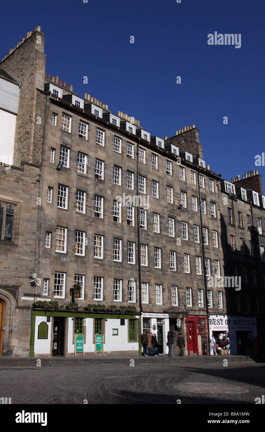 Residential building above Ensign Ewart pub on Royal Mile Edinburgh ...