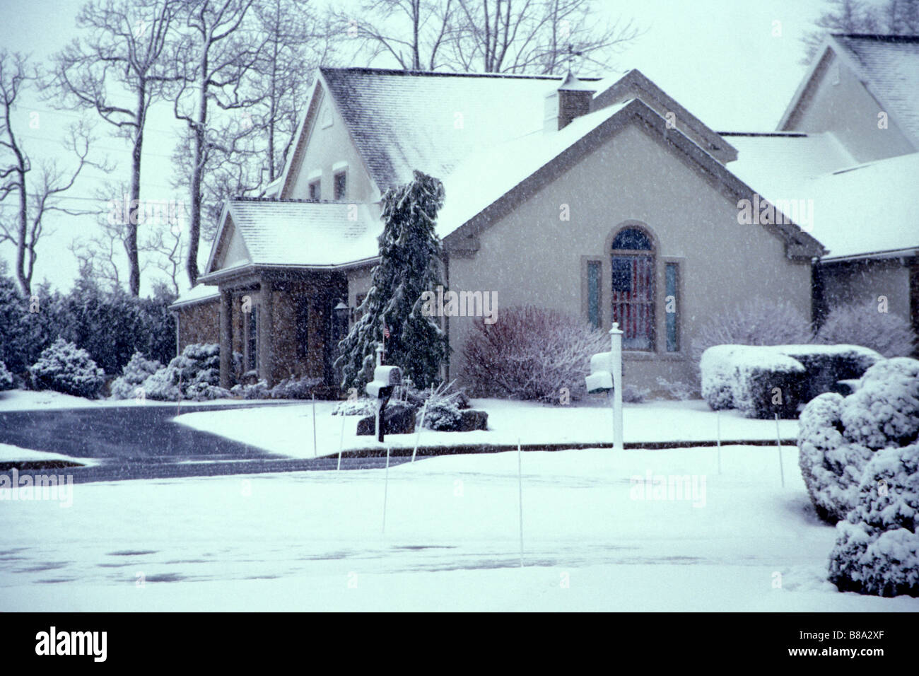 Snow falling in front house hi-res stock photography and images - Alamy