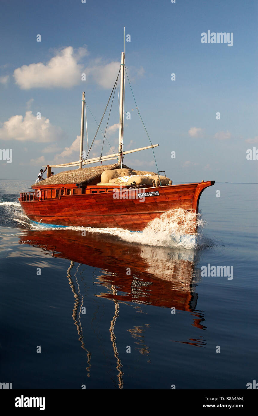Dhoni sailing at speed in the Maldives Stock Photo - Alamy
