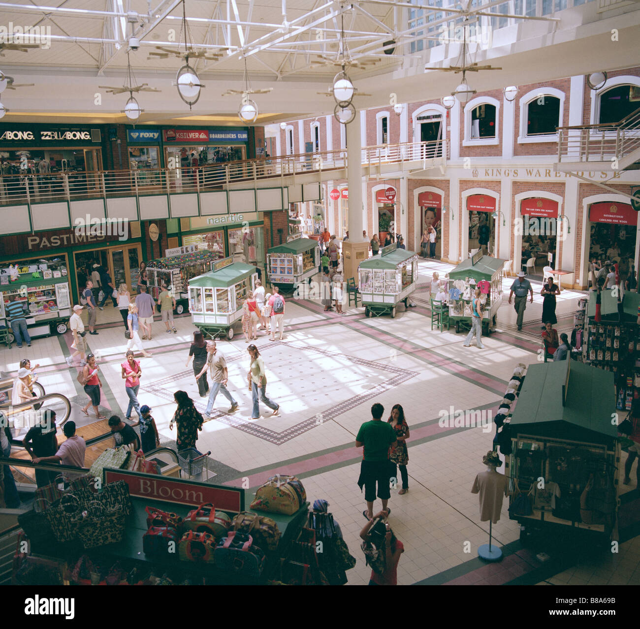 Cape town waterfront shopping mall hi-res stock photography and images ...