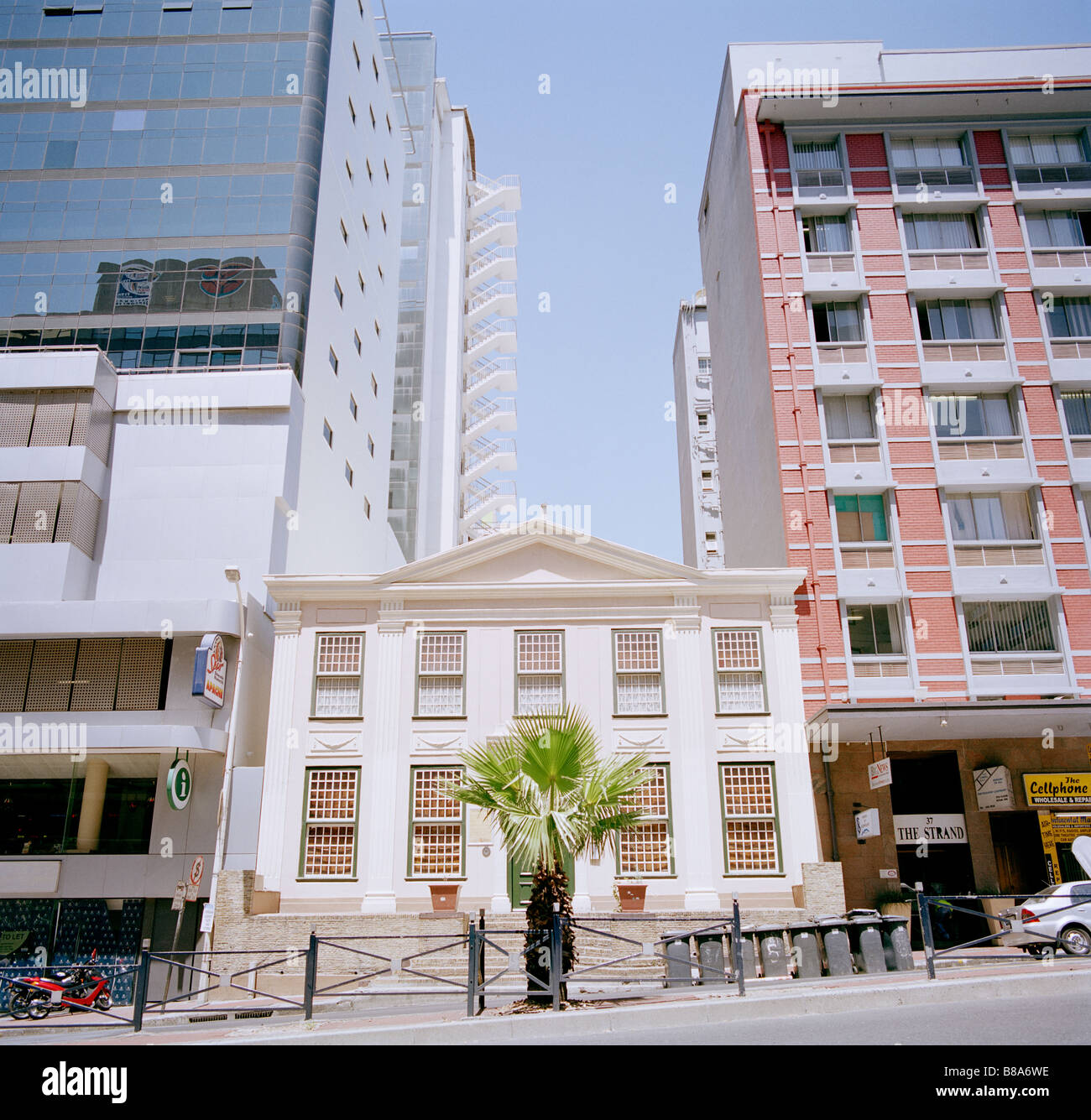 Colonial architecture Iziko Koopmans de Wet House in modern in Cape ...