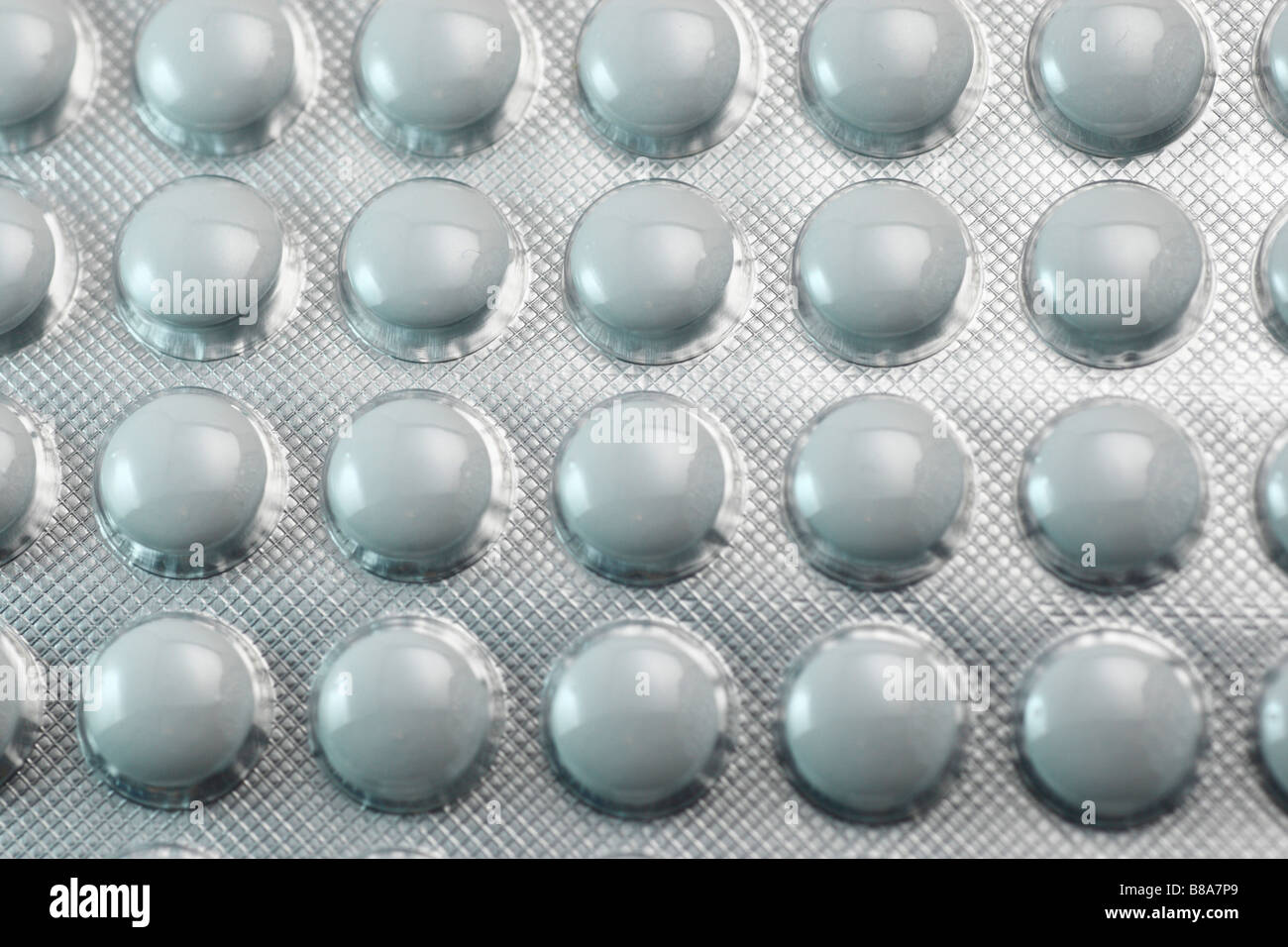 Round white tablets hi-res stock photography and images - Alamy