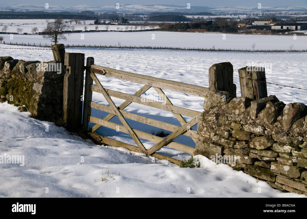 Farm gate winter scene Stock Photo - Alamy