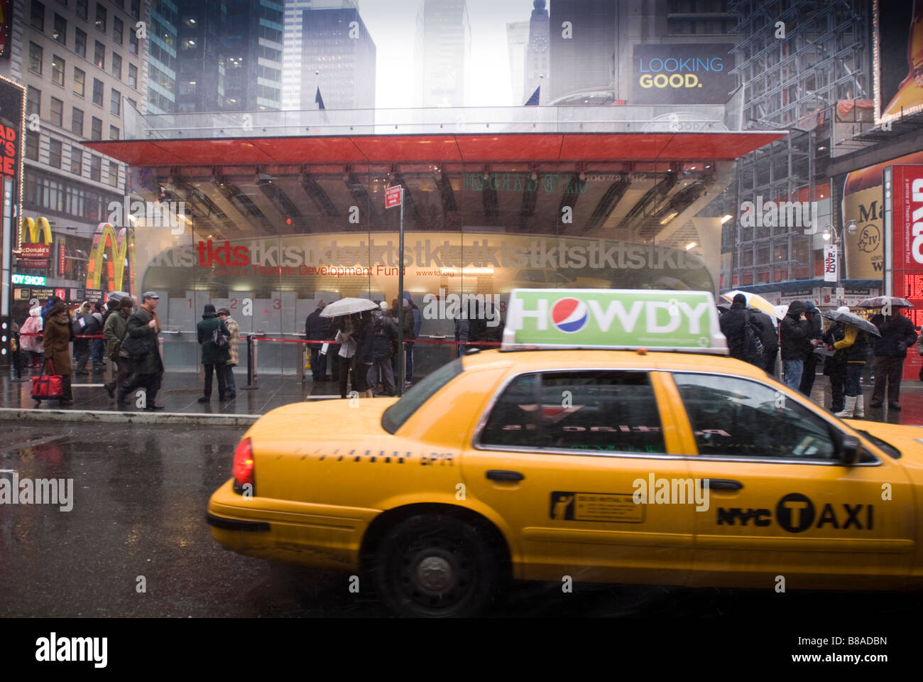 Broadway theater ticket booth hi-res stock photography and images - Alamy