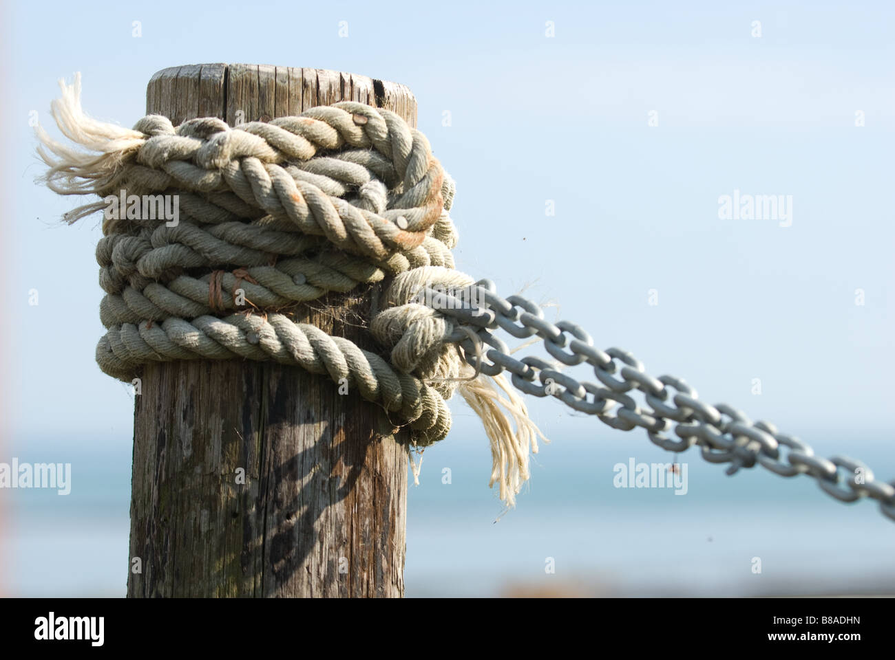fence detail wooden pole with rope and chain Stock Photo - Alamy