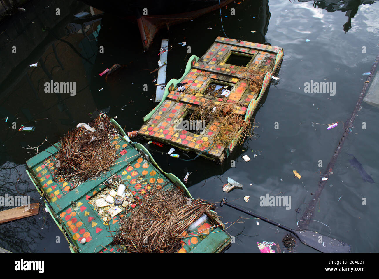 Rubbish floating in the water Stock Photo - Alamy