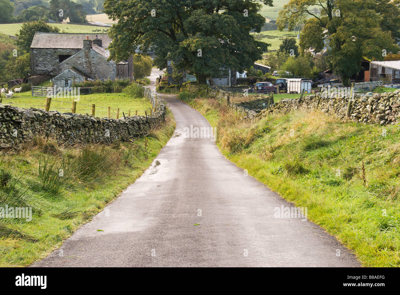 Country road farmhouse hi-res stock photography and images - Alamy
