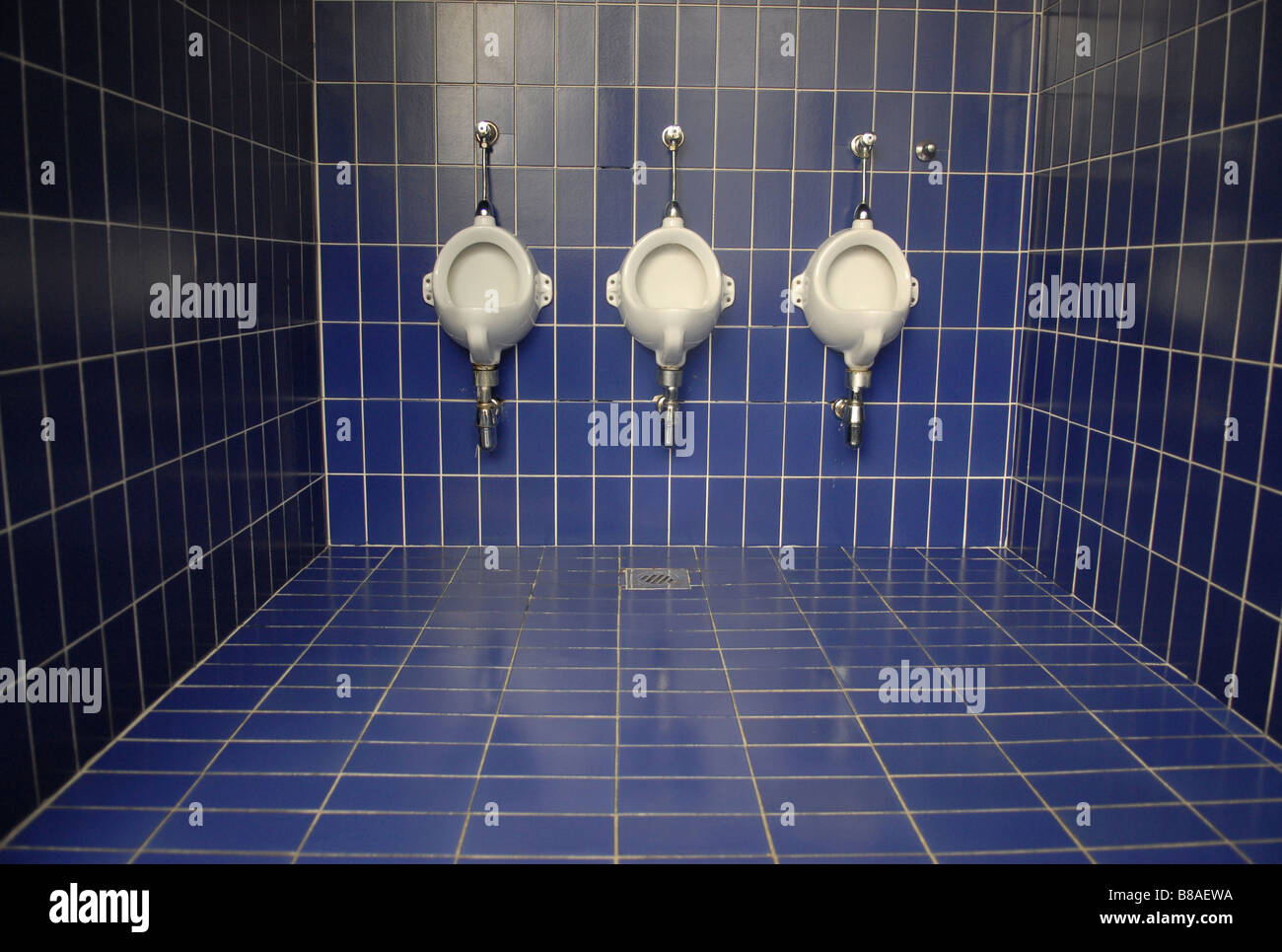 Three urinals hi-res stock photography and images - Alamy