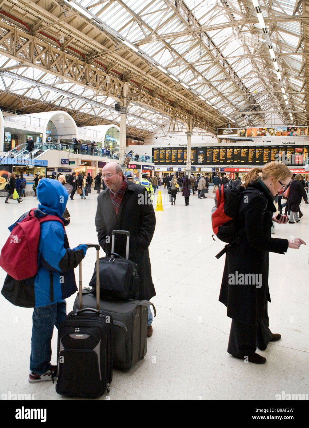 Victoria station platform hi-res stock photography and images - Alamy