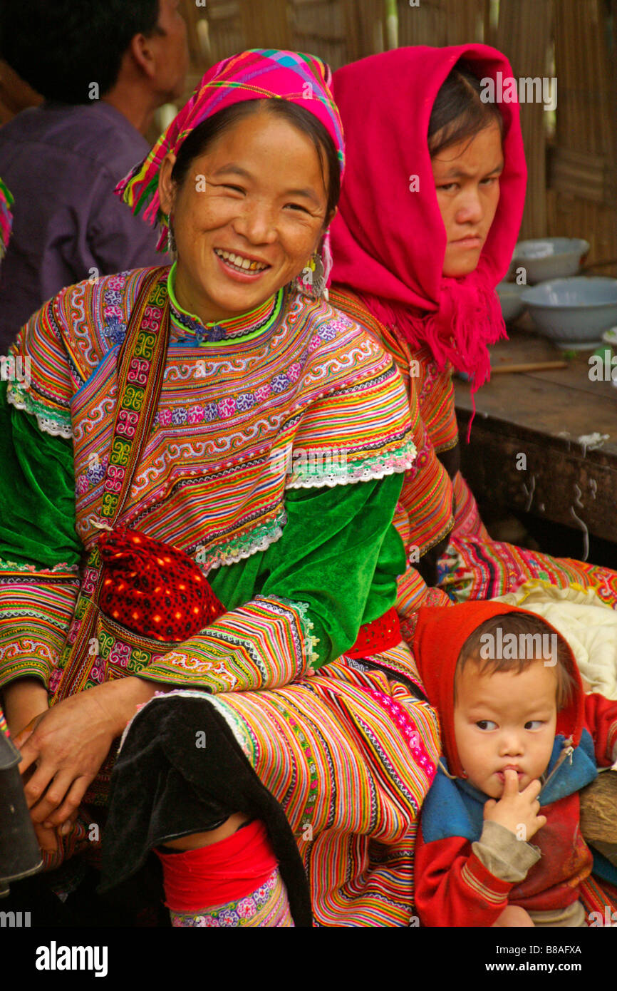 Flower Hmong women and child in traditional dress at Coc Ly weekly ...