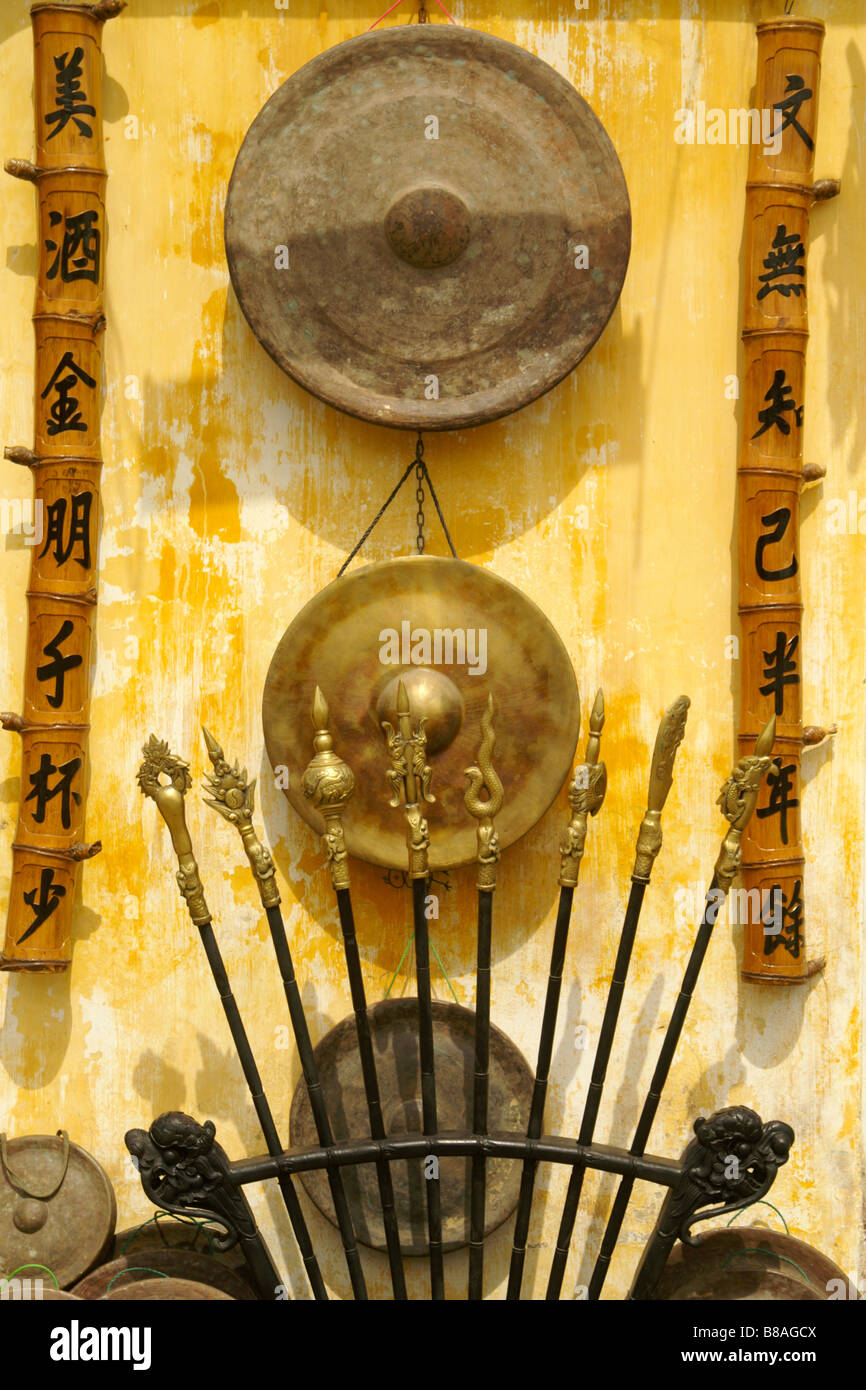 Metal gongs hi-res stock photography and images - Alamy