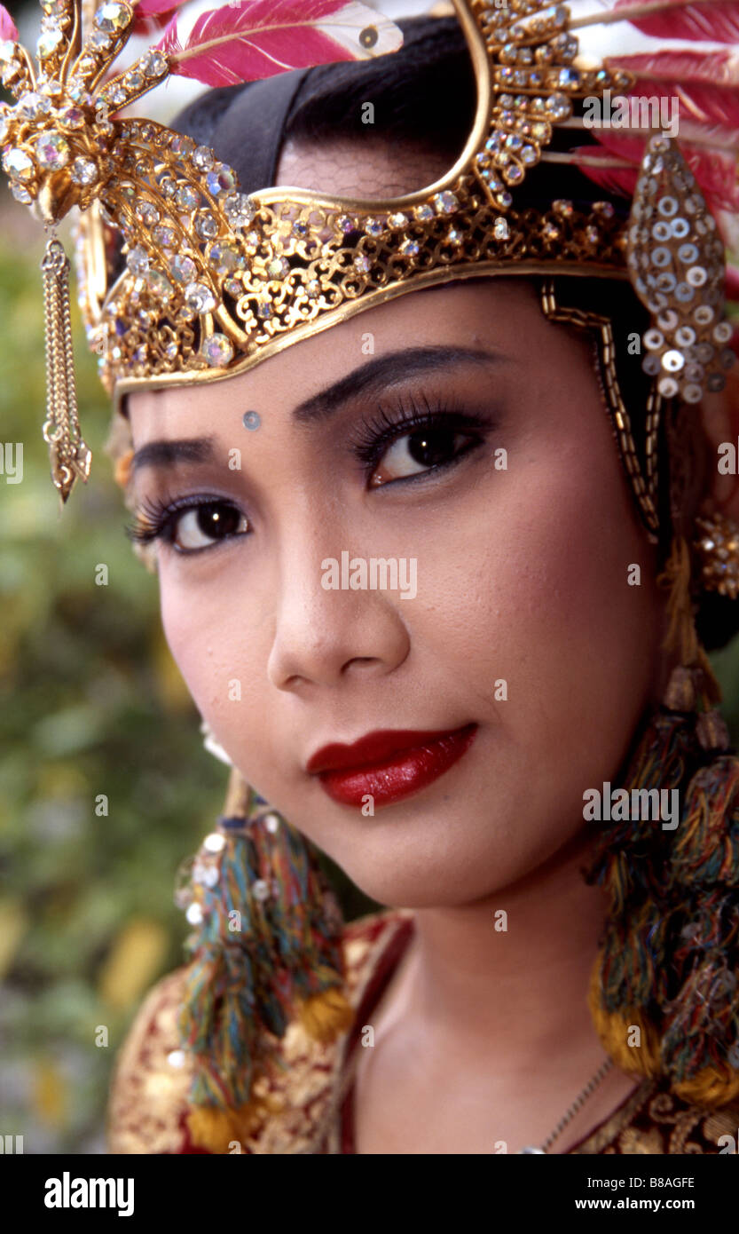 Javanese court dancer Stock Photo - Alamy