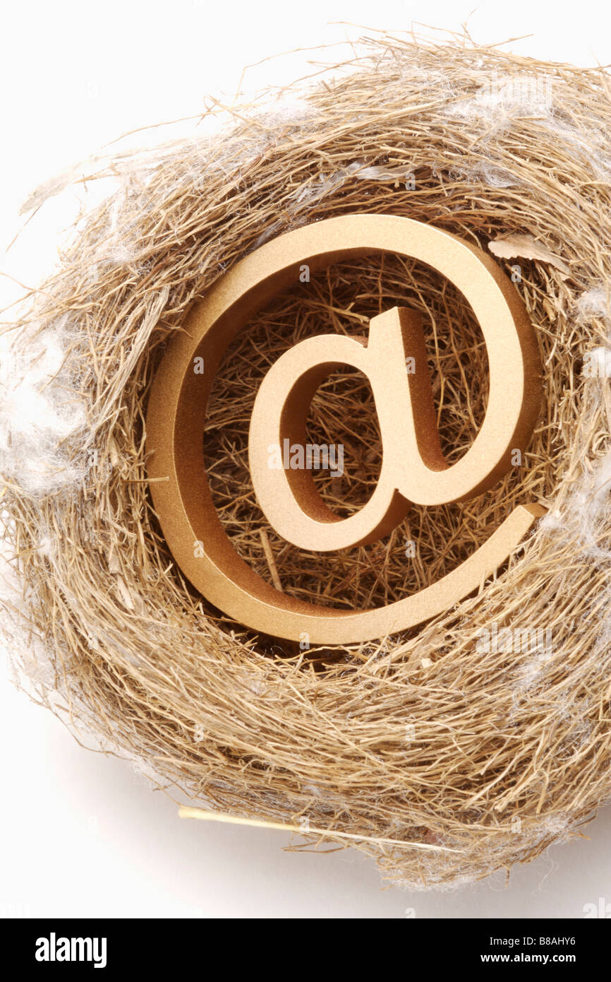 Nest symbol hi-res stock photography and images - Alamy