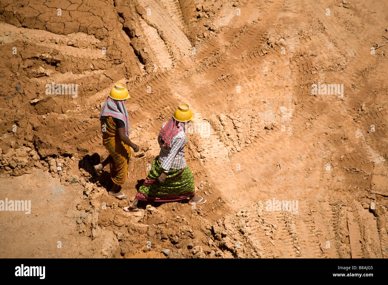 Indian women construction workers hi-res stock photography and images ...