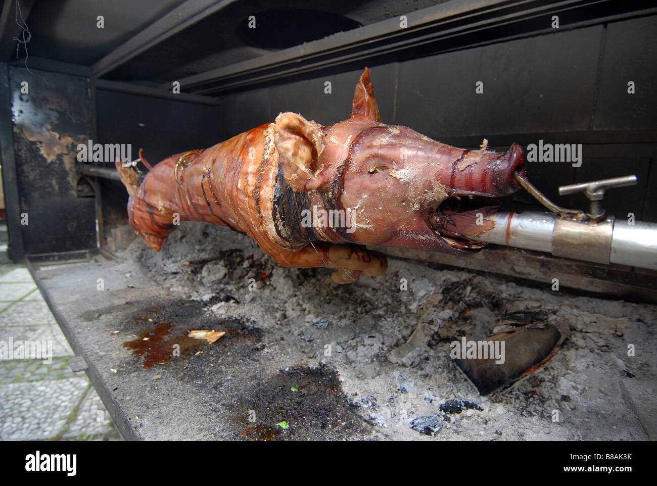 whole pig on grill Stock Photo - Alamy