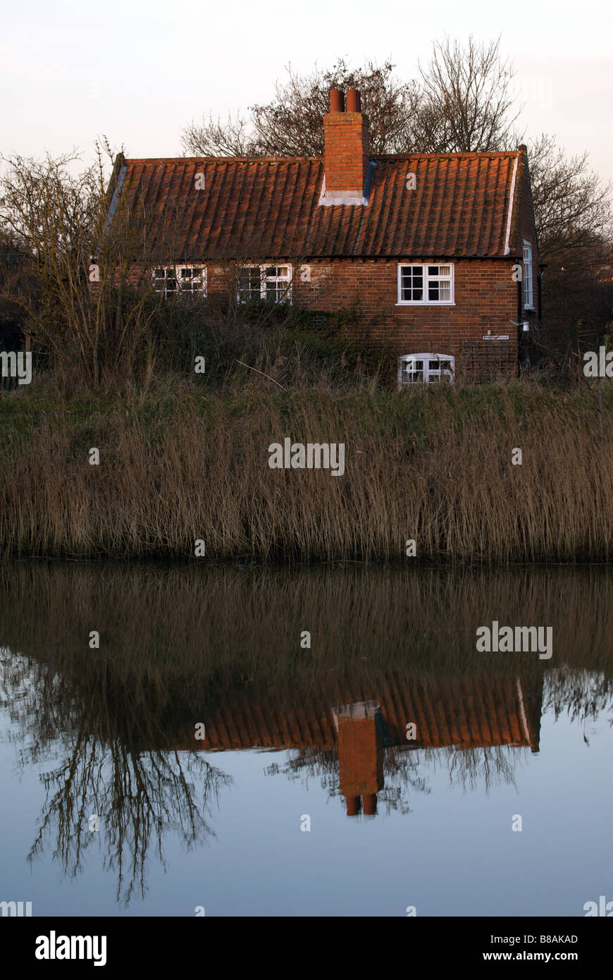 Riverside cottage at snape hi-res stock photography and images - Alamy