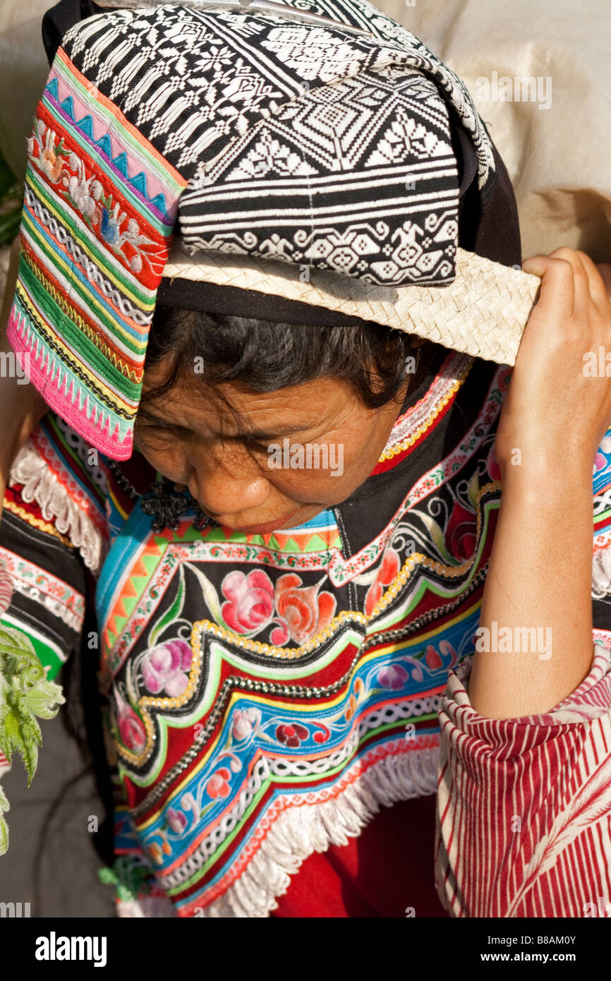 Yi tribe hi-res stock photography and images - Alamy