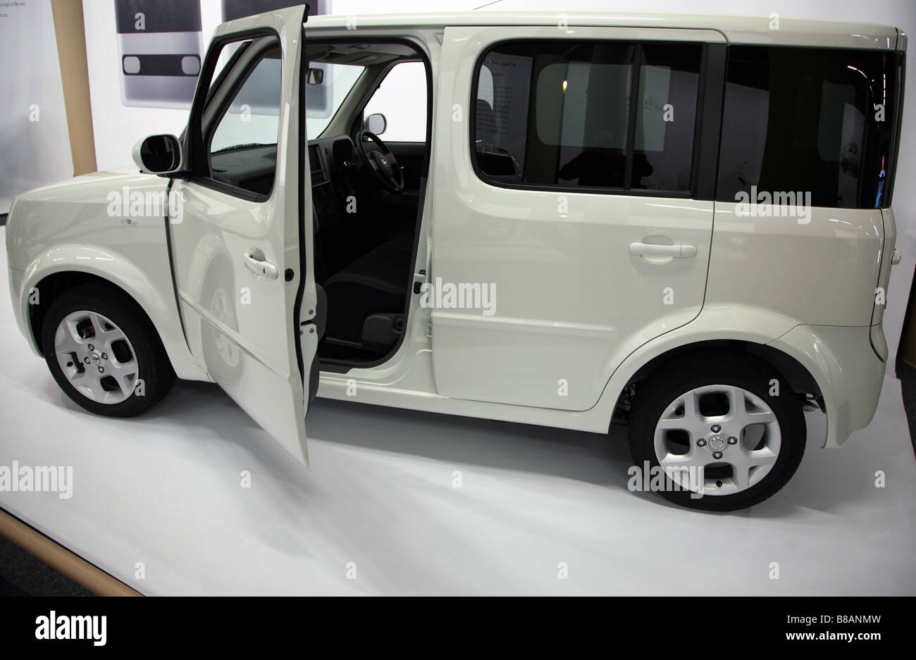 Show cube museum hi-res stock photography and images - Alamy