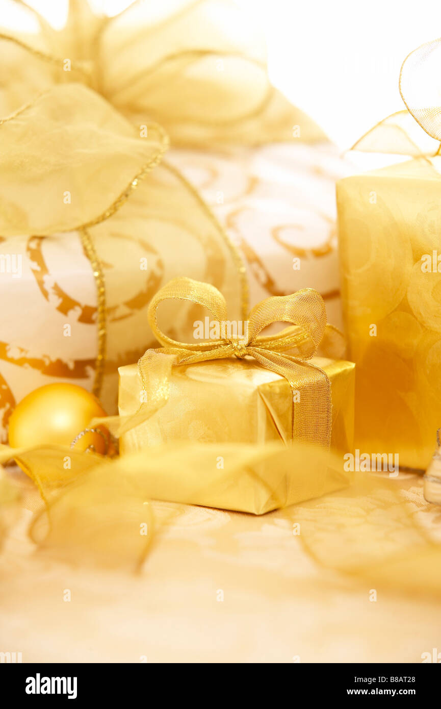 Gold paper hi-res stock photography and images - Alamy