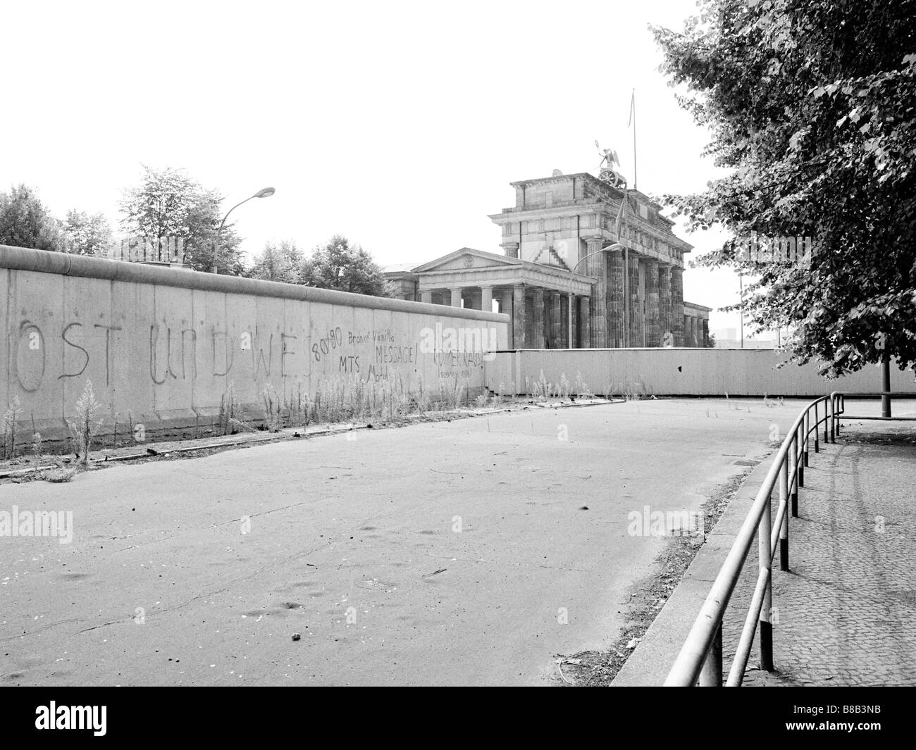 Berlin Wall at the Brandenburg Gate 1982 Stock Photo - Alamy