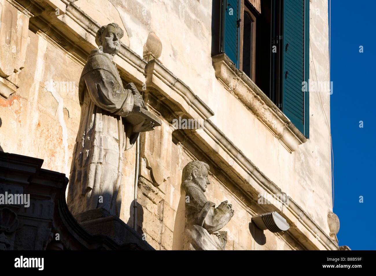 Statues of a hi-res stock photography and images - Alamy