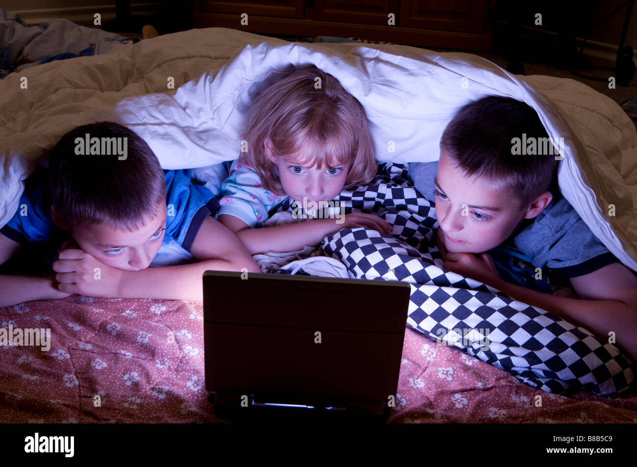 Children watching dvd player hi-res stock photography and images - Alamy