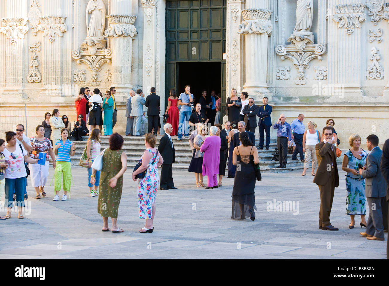 Gathering of people hi-res stock photography and images - Alamy