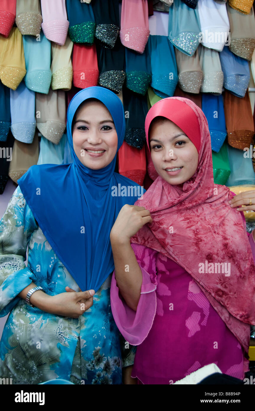 Muslimah hi-res stock photography and images - Alamy