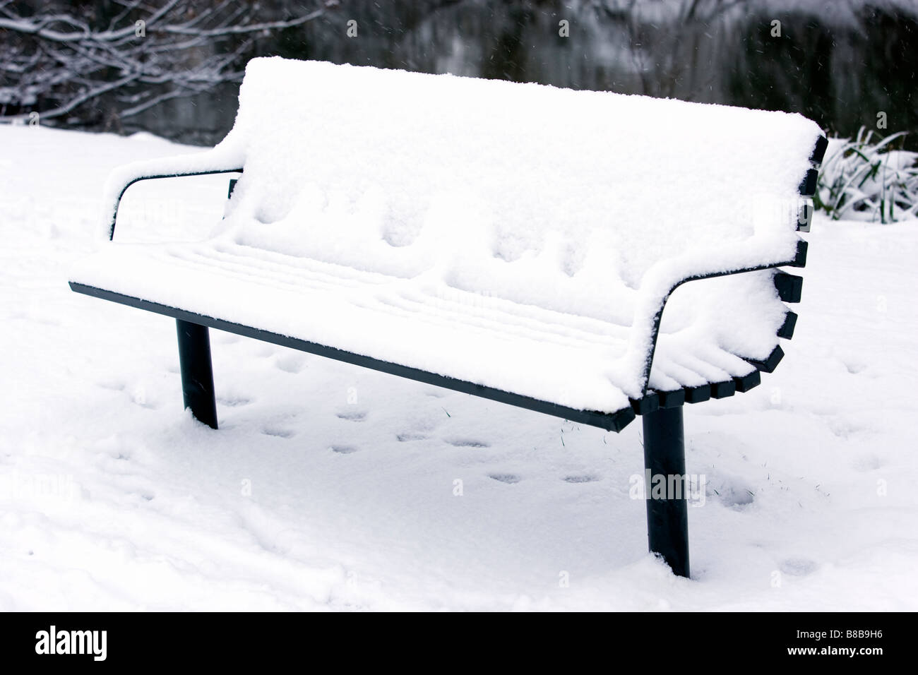 Park bench on a snowy day in the uk Stock Photo - Alamy