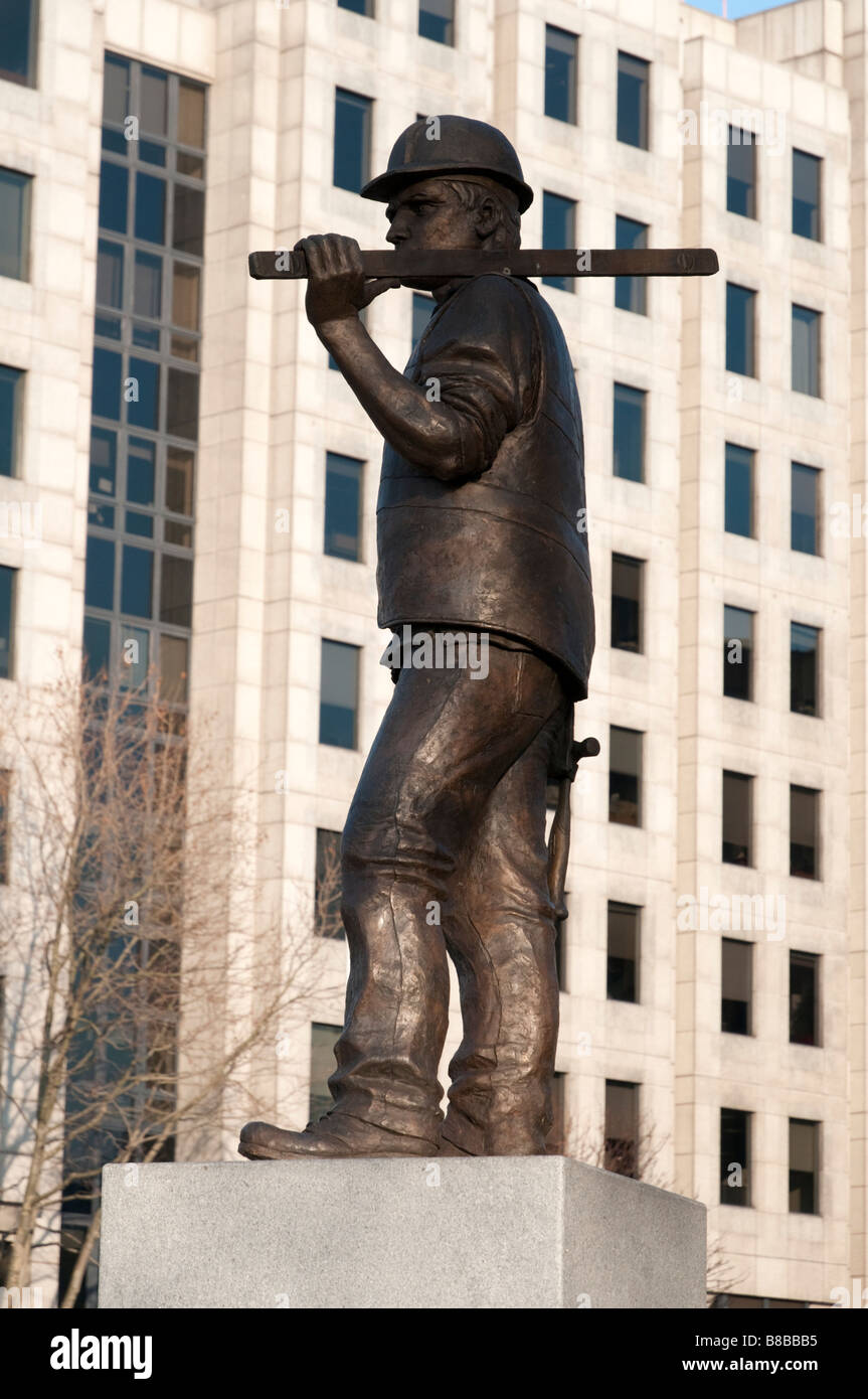 The Building Worker near Tower Hill commemorating the thousands of ...