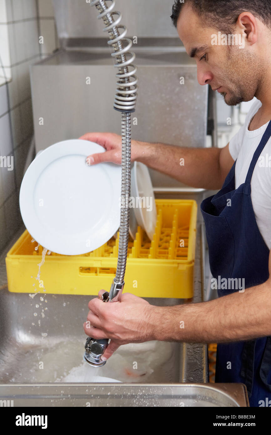 Washing dishes restaurant hi-res stock photography and images - Alamy