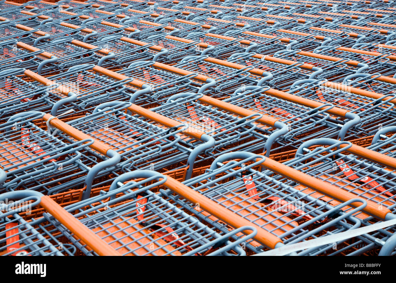 Shopping carts outside hi-res stock photography and images - Alamy