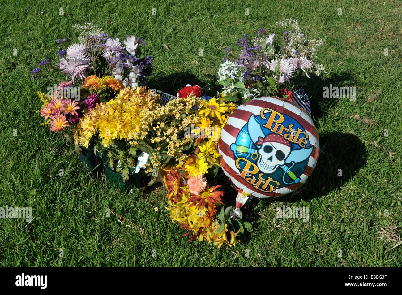 Decorations on a grave site at the Los Angeles National Cemetary Stock ...