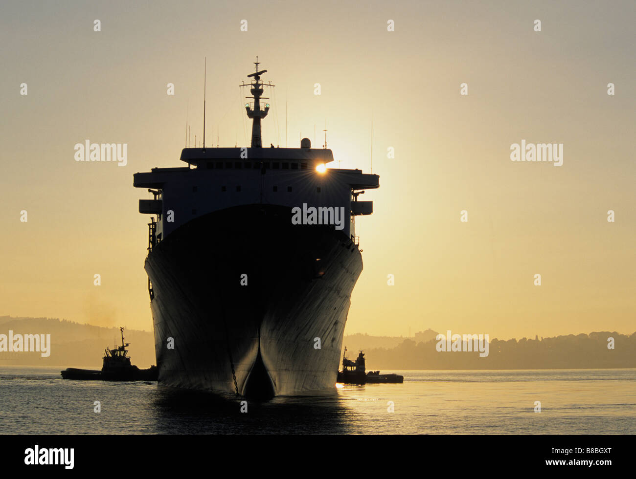 Yellow and black tugboat hi-res stock photography and images - Alamy