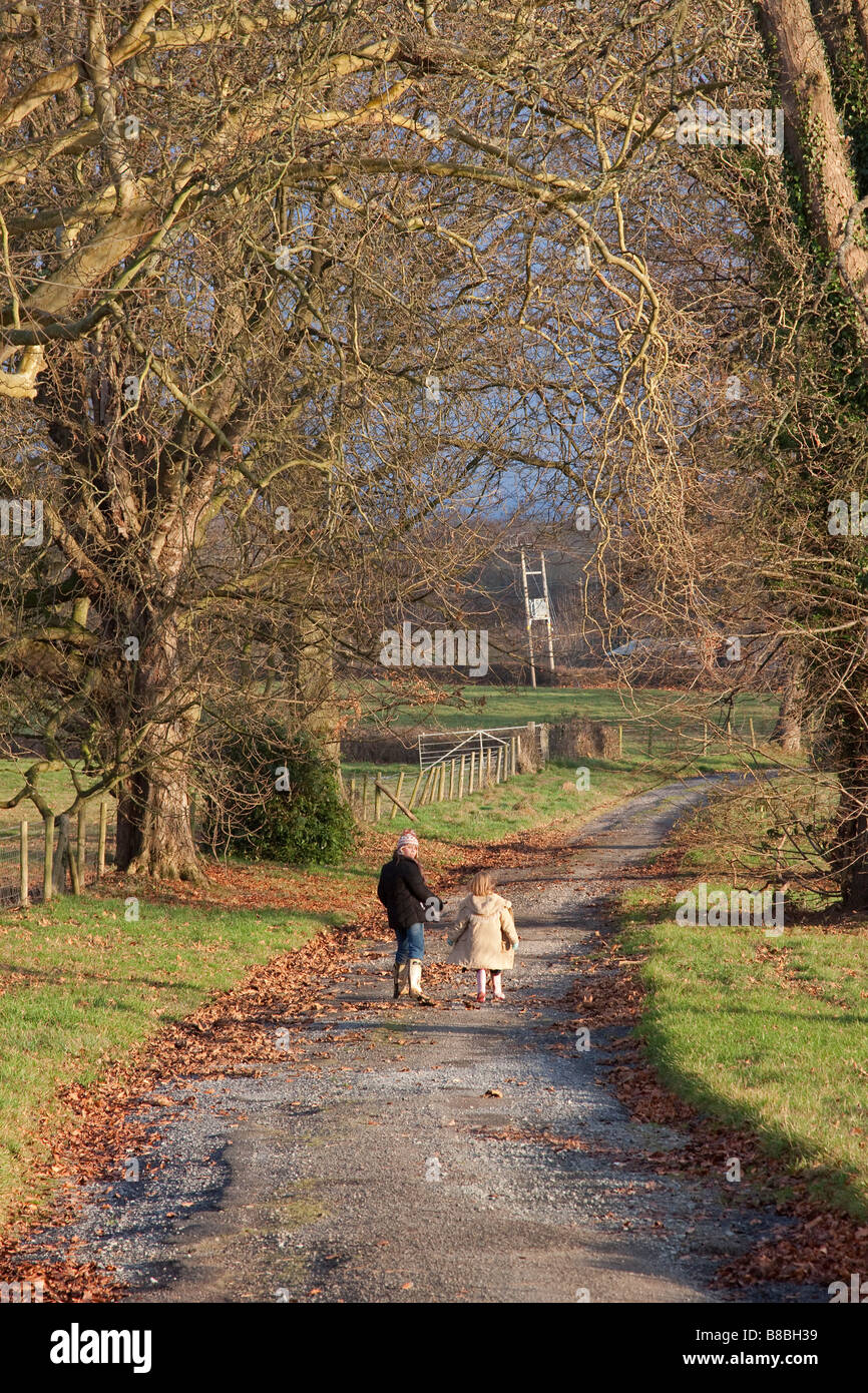 Children walking down country lane hi-res stock photography and images ...