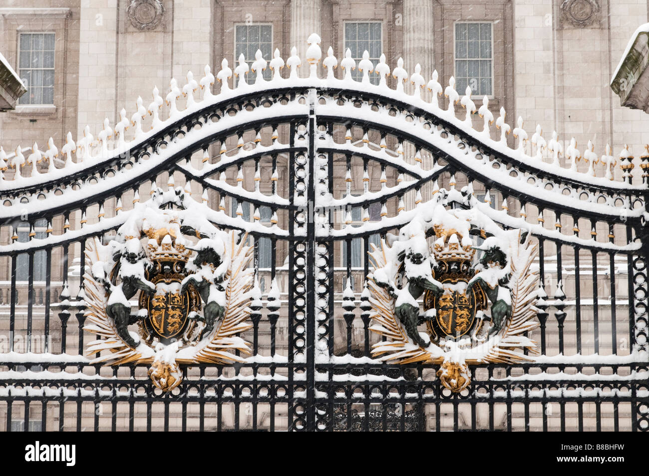 Gates of Buckingham Palace in the snow London England UK Stock Photo ...