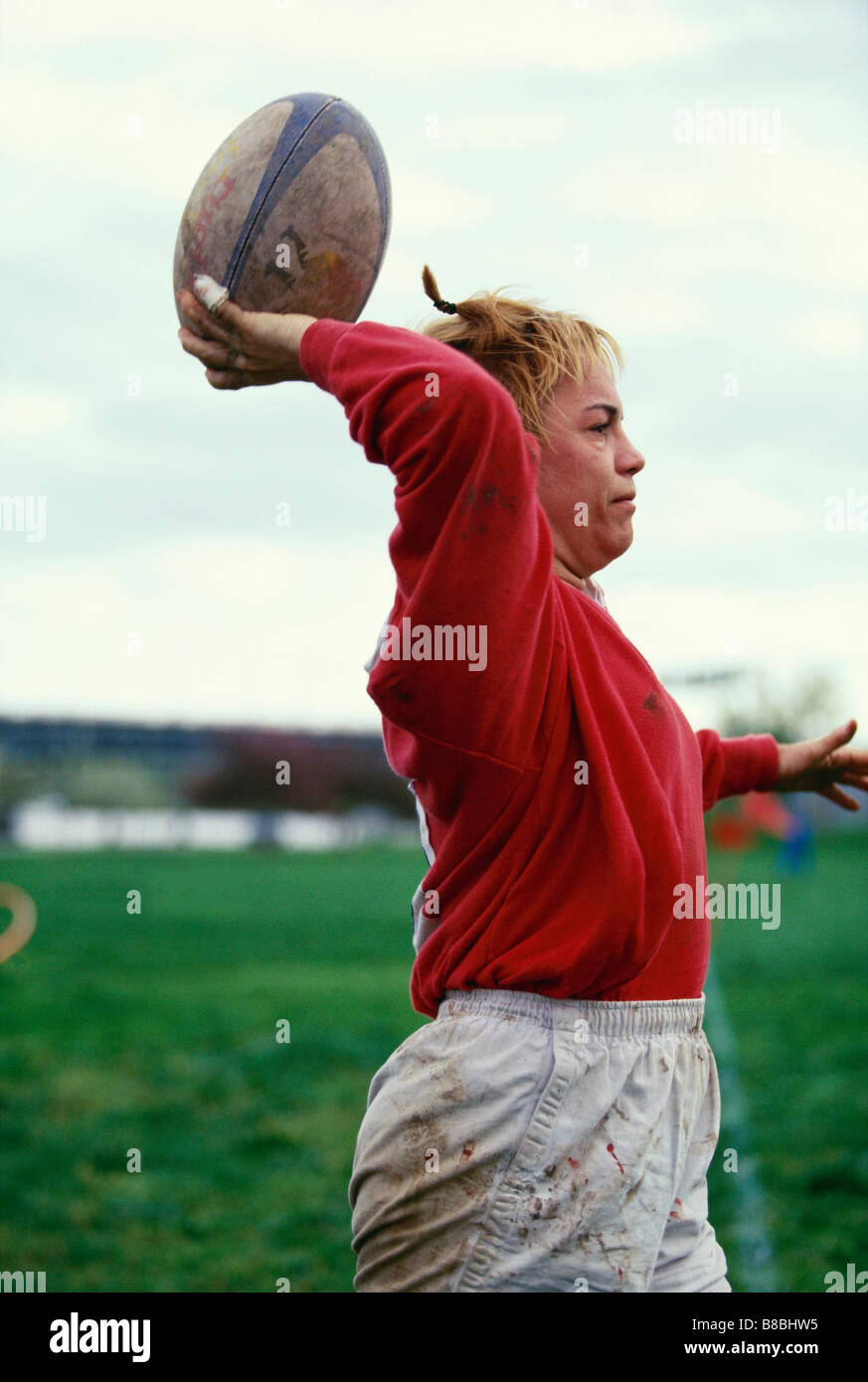 Rugby women mud hi-res stock photography and images - Alamy